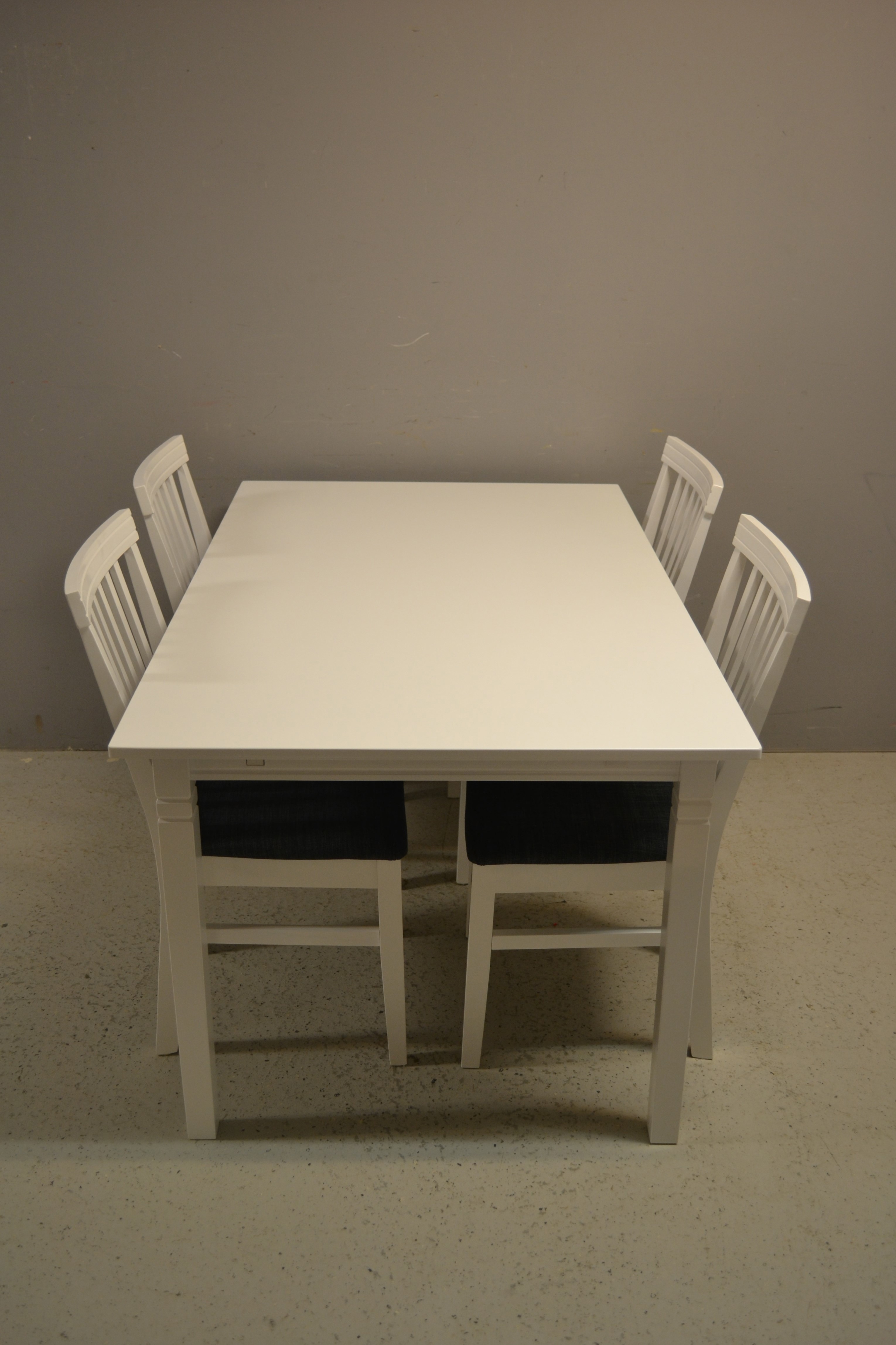 Matgrupp. MIO, 1 Bord & 4 stolar. | Auktion